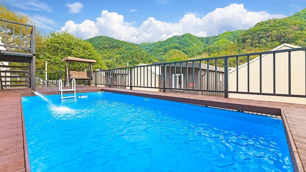 Gapyeong Ddobagi Pet & Spa Glamping - Chuncheon