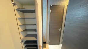 Um interior moderno com uma escada que leva a uma porta.