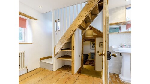 Quirky And Unique Tower House With Sea Views - Appledore