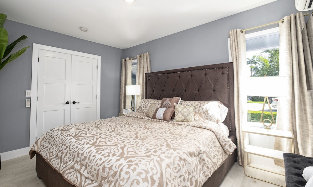 Life's A Beach! 3br - 6 Bds - 2 Bths + Jacuzzi! - Fort Lauderdale