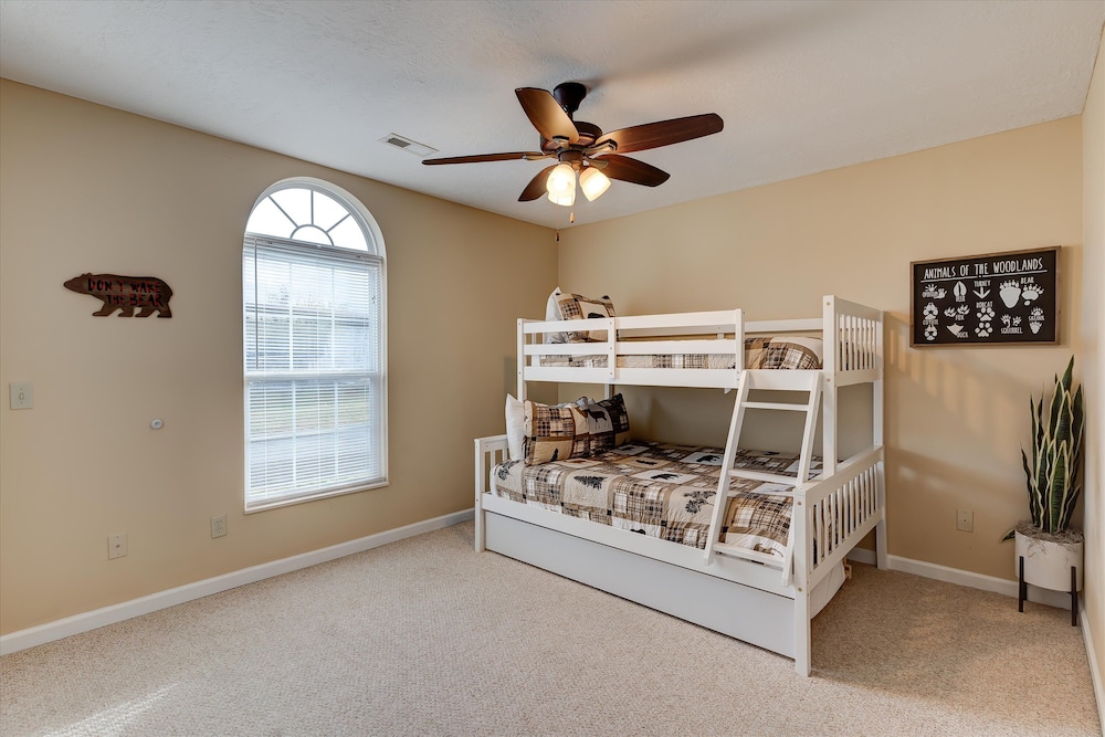 Cozy Cottage -With Hot Tub & Pool In The Heart Of Pigeon Forge Close To Parkway! - Great Smoky Mountains National Park