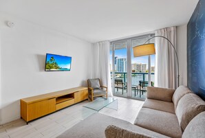 Apartamento superior, 1 cama King e sofá-cama | Área de estar | Smart TV 55 polegadas com canais a cabo, TV, escritórios