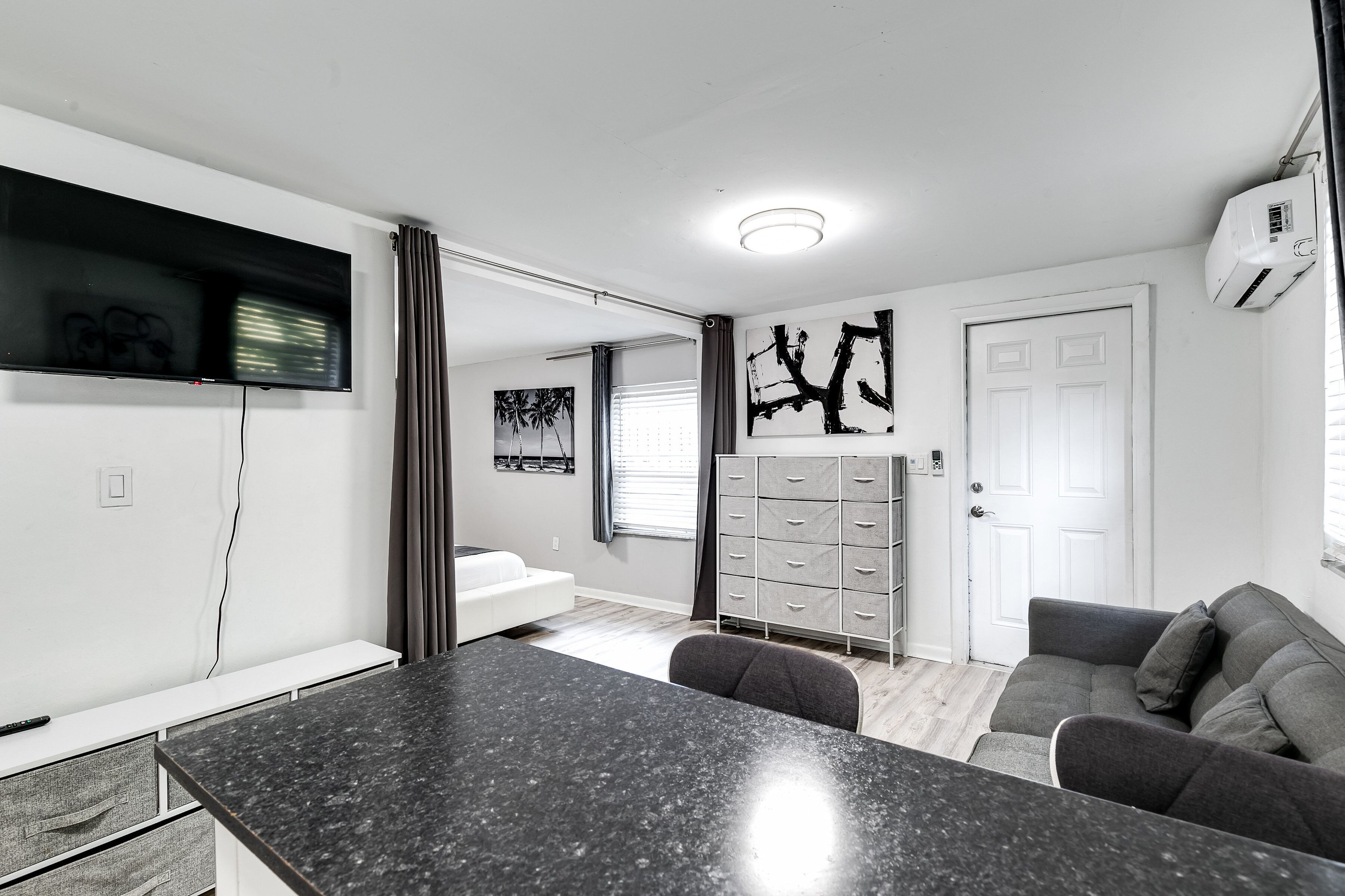 Charming Cottage - 5 Minutes Design District  - New Bathroom! Fully Renovated - Westchester, FL