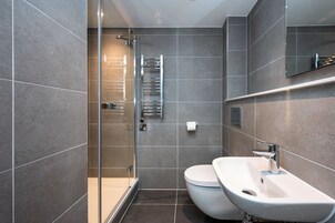 Apartamento | Banheiro | Chuveiro, chuveiro com efeito de chuva, produtos de toalete grátis