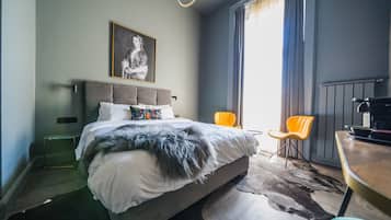 Quarto Duplo Deluxe | Minibar, cofre no quarto, com decoração personalizada, secretária