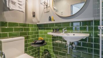 Quarto Individual Deluxe | Casa de banho | Um polibã, artigos de higiene ecológicos, um secador de cabelo