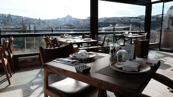 Pequenos-almoços, almoços, jantares servidos, com vista para o jardim