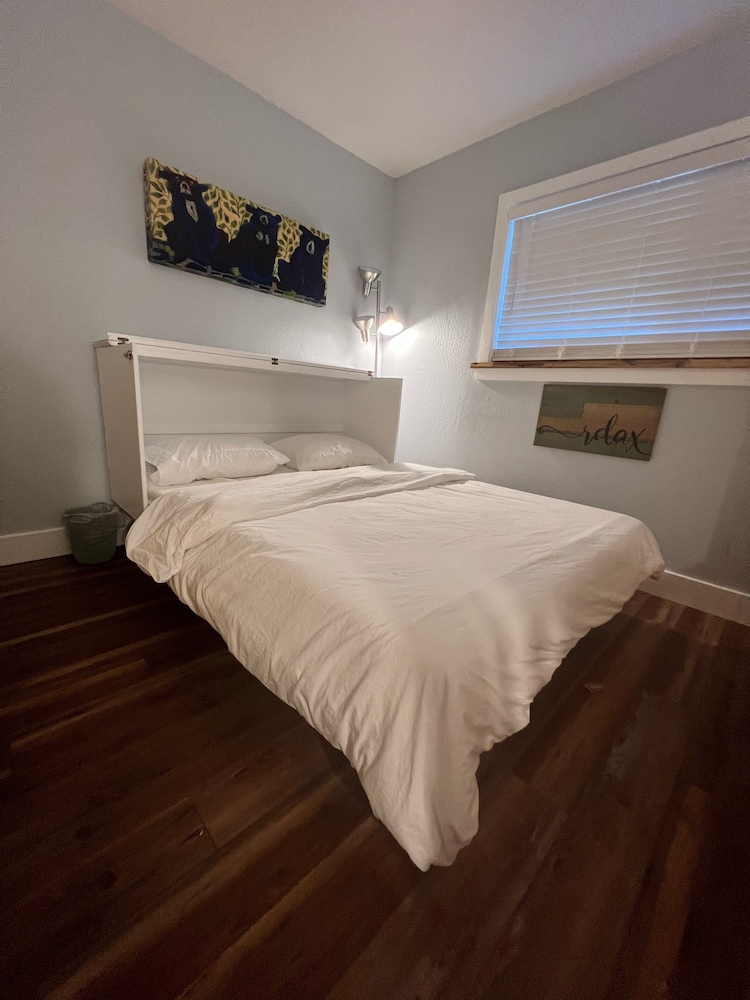 Romantic Cottage W/ Hot Tub, 5 Min. Walk To Beach - North Lake Tahoe, CA