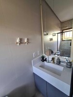 Quarto Quádruplo Familiar | Casa de banho | Um polibã, artigos de higiene pessoal grátis, um secador de cabelo