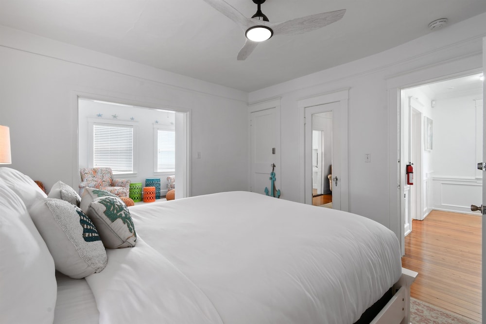 Top Rated Coastal Charm Family Estate | Sleeps 16! - West Palm Beach, FL