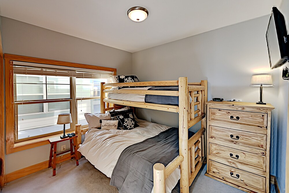 Sunny & Spacious Condo In Downtown Dillon, Fireplace, Wifi - Dillon, CO