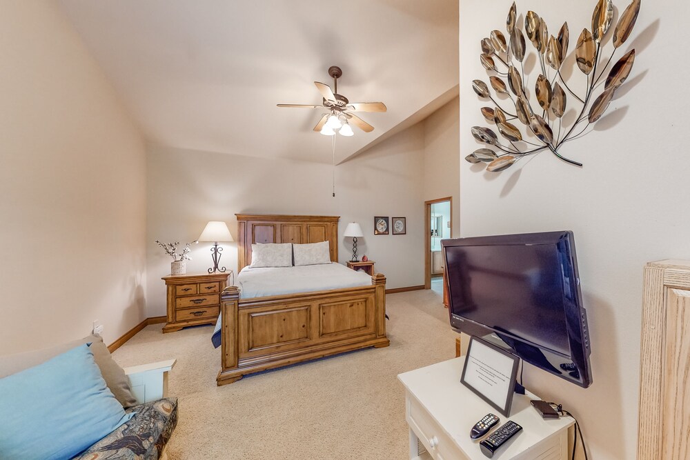 Spacious Condo On Blue River W/shared Hot Tub, Water-view Balcony - Near Skiing - Silverthorne, CO