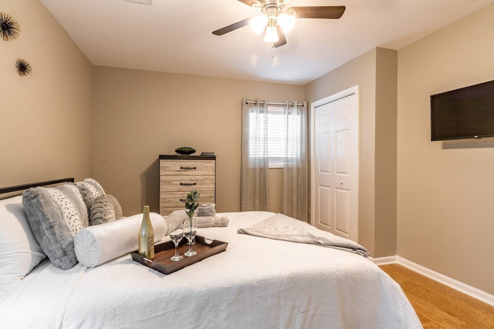 Updated | Pool Table | Fireplace | Pet Friendly | Near Truist Park, Marietta Square & Kennesaw - Marietta, GA