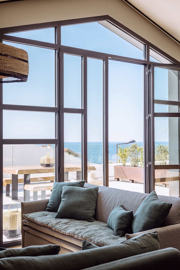 Cobertura panorâmica (Grande Suite Panorama -Terrasse Ocean) | Área de estar | TV de tela plana