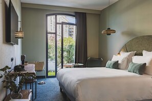 Quarto (Cosy - Terrace (Ground Floor)) | Cofres nos quartos, escrivaninha, cortinas blackout