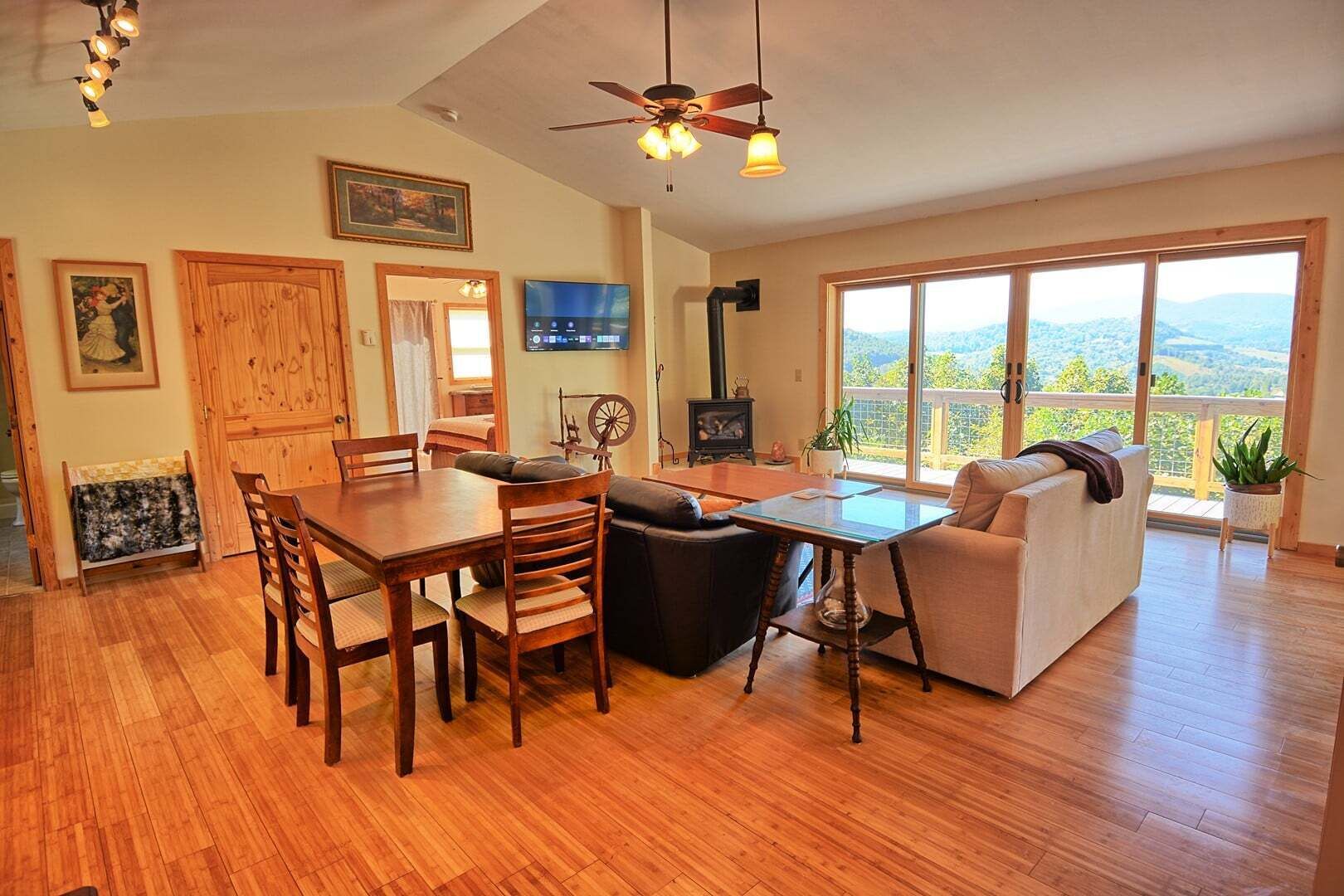 Charming Chalet For Two In West Jefferson, Nc With Stunning Views! - West Jefferson, NC