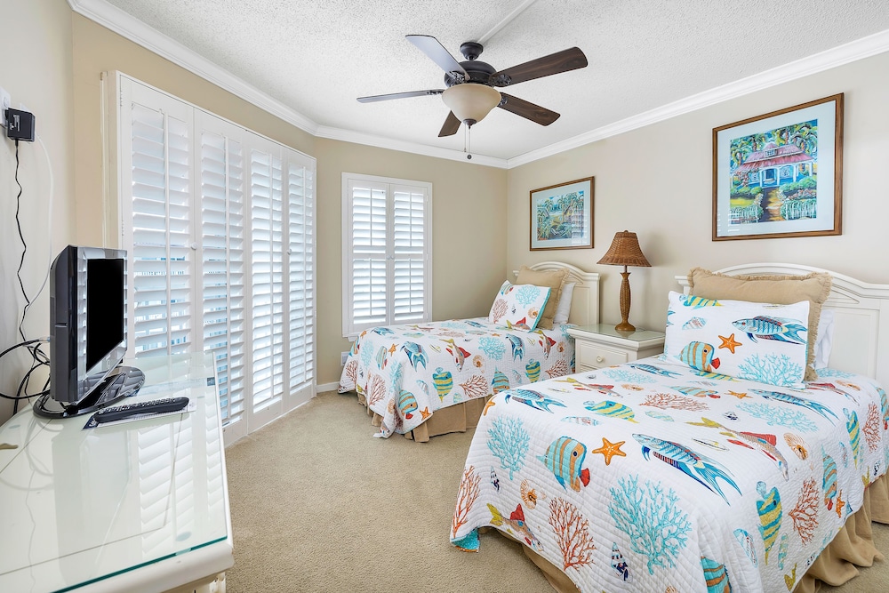 St Simons Oceanfront Condominium Great For Small Families With Pool, Beach Access, Tennis - St. Simons Island, GA