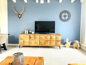 Condo luxo | Área de estar | Smart TV 55 polegadas com canais via satélite, TV