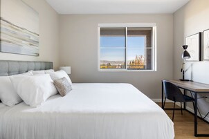 Apartamento com design assinado, 1 quarto, sacada (Self Check-in with Virtual Front Desk) | 1 quarto, roupas de cama premium