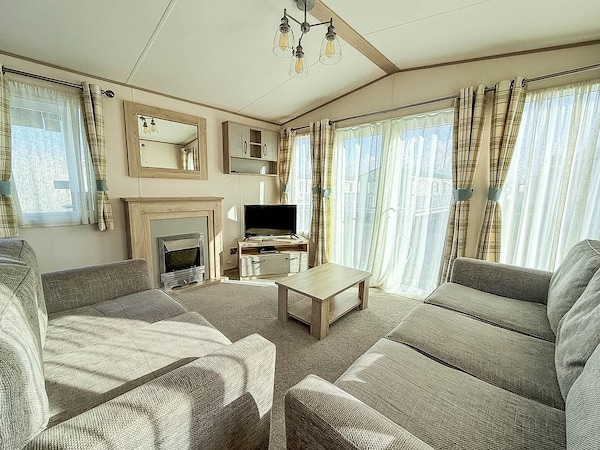 Beautiful Caravan At Manor Park Nearby Hunstanton Beach Ref 23030w - Norfolk
