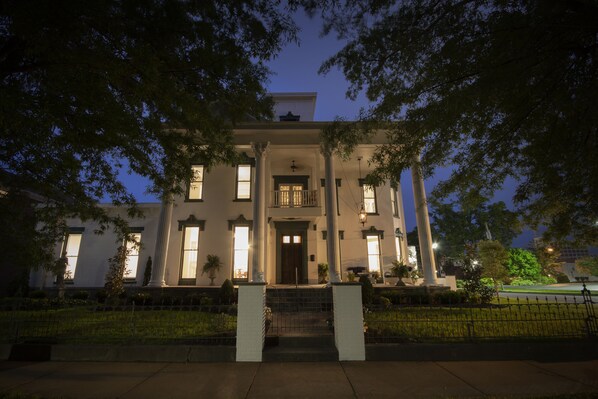 Fachada do alojamento (tarde/noite)