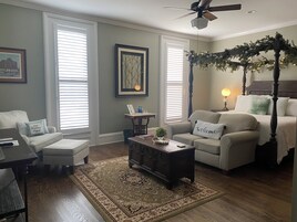 Quarto Individual Deluxe | Roupa de alta qualidade, com decoração personalizada 