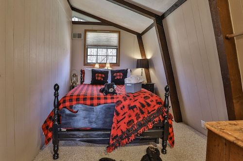 The Home Away Chalet✨ Views! Fire Pit! Jacuzzi! - Ellijay, GA