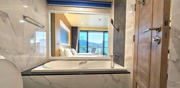 Quarto Twin Deluxe | Comodidades da casa de banho | Artigos de higiene pessoal grátis, um secador de cabelo