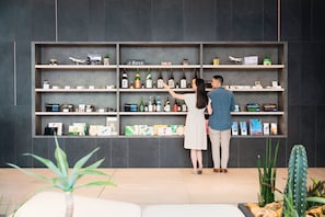 Um interior moderno com uma estante grande exibindo diversos objetos.