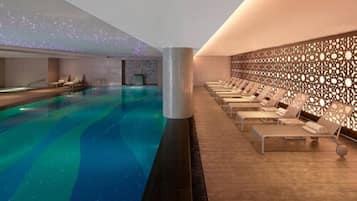 Piscina interior, espreguiçadeiras