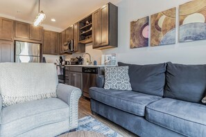Condo, 1 cama Queen e sofá-cama, cozinha | Área de estar | TV