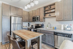 Condo, 1 cama Queen e sofá-cama, cozinha | Cozinha privada | Geladeira, micro-ondas, fogão, cooktop