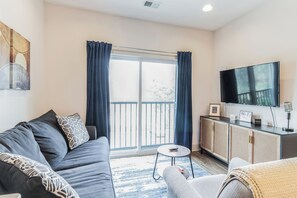 Condo, 1 cama Queen e sofá-cama, cozinha | Área de estar | TV