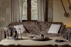 Chalé superior, 3 quartos, lareira, vista para a montanha | Área de estar | Smart TV 40 polegadas com canais digitais, TV, Netflix