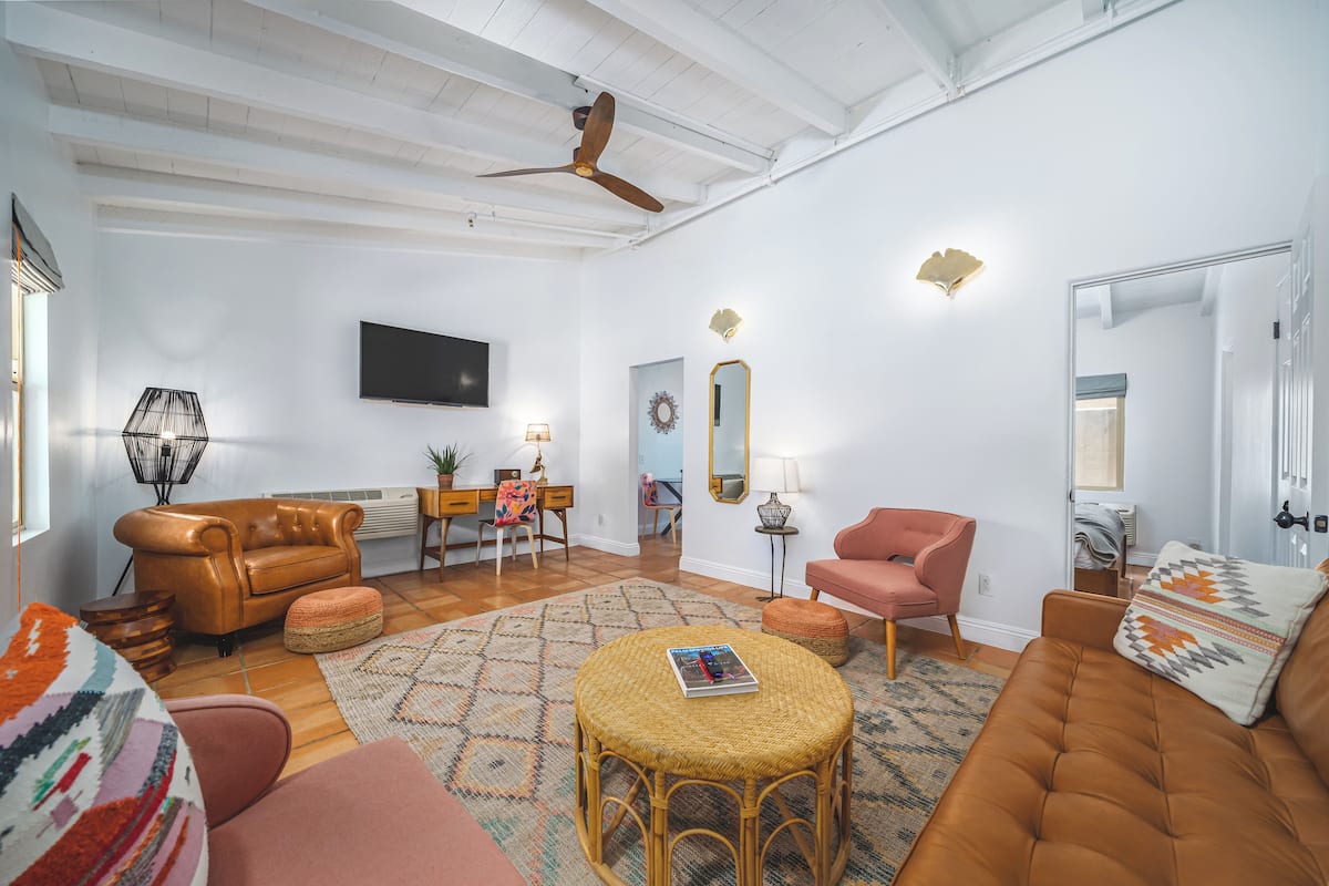 Suíte com design assinado, 1 cama Queen | Área de estar | TV LED 50 polegadas com canais a cabo, TV