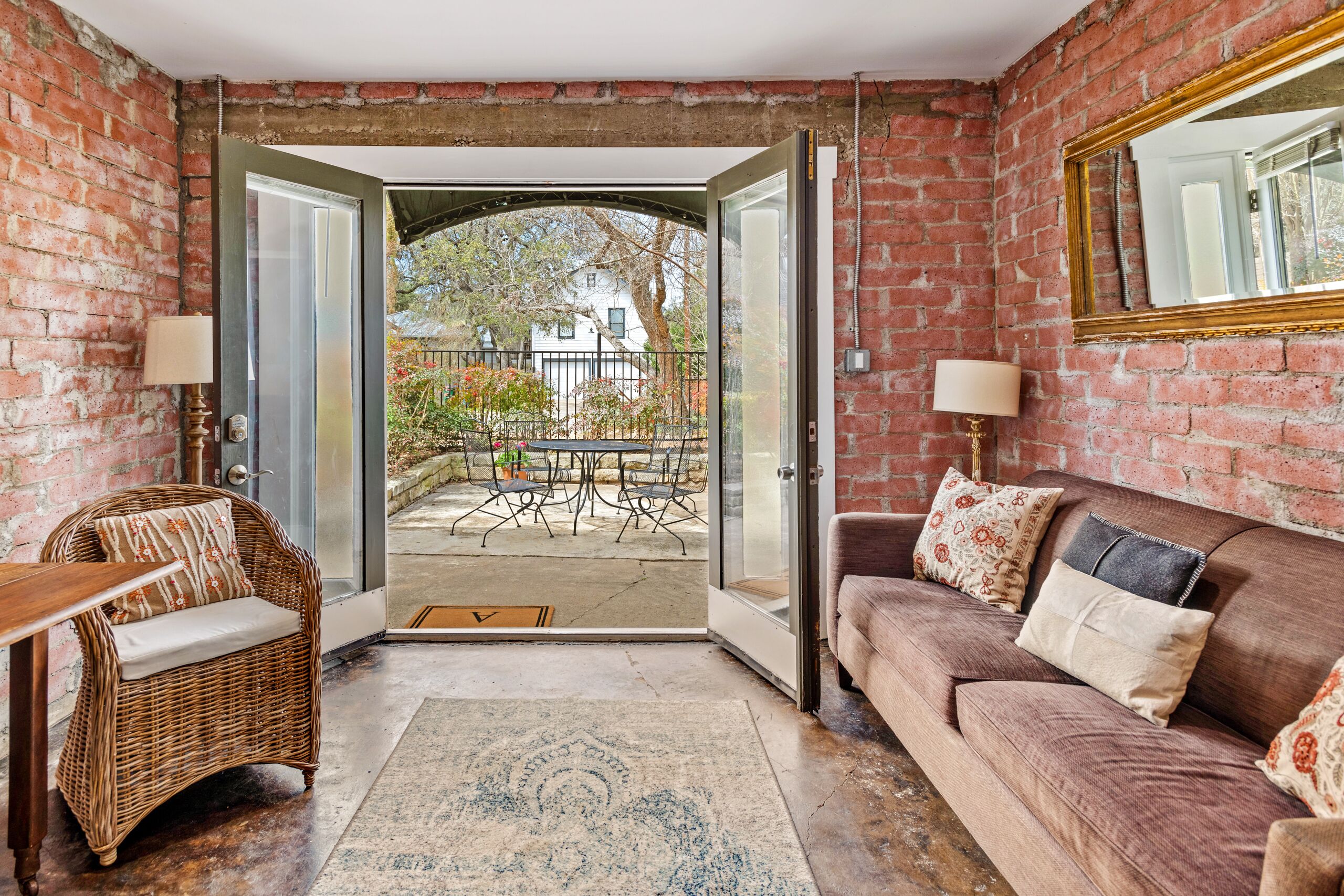 Charming One Bedroom Walkable To Zilker & South Lamar; Secluded Multi-unit Home - オースティン, TX