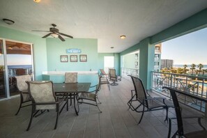Apartamento em Condomínio Fechado, 4 quartos, vista para o oceano, em frente à praia | Varanda