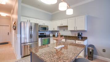 Apartamento em Condomínio Fechado, 3 quartos, vista para o resort (2309) | Cozinha privada | Um frigorífico/congelador grande, um forno, uma placa de cozinha