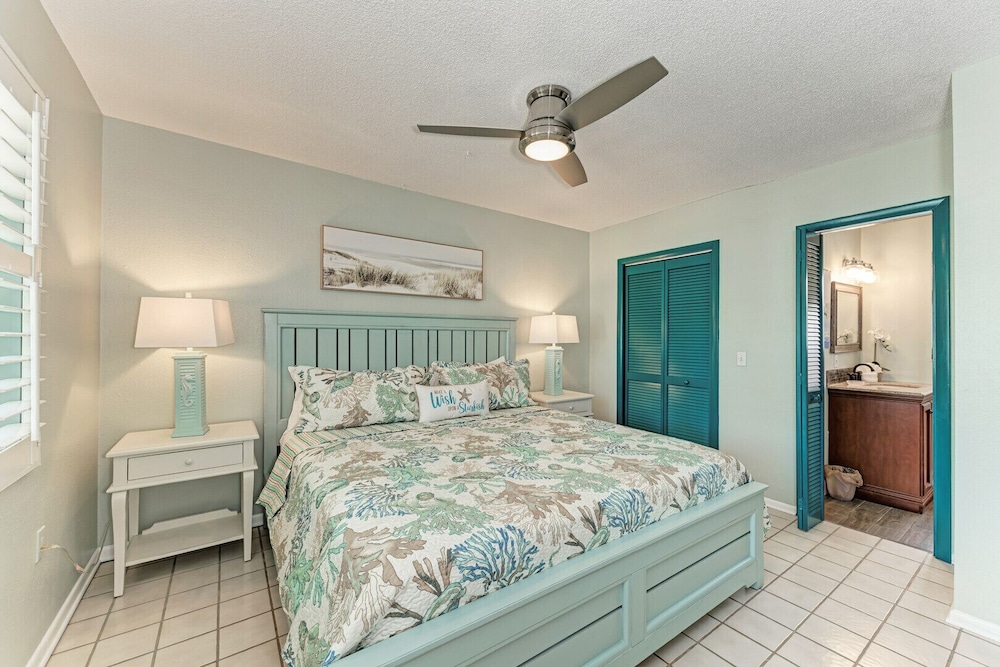 Sea La Vie: 1.5 Blocks To Beach, Pool, Tropical Backyard & Pool By Anna Maria Life Vacation Rentals - Holmes Beach, FL