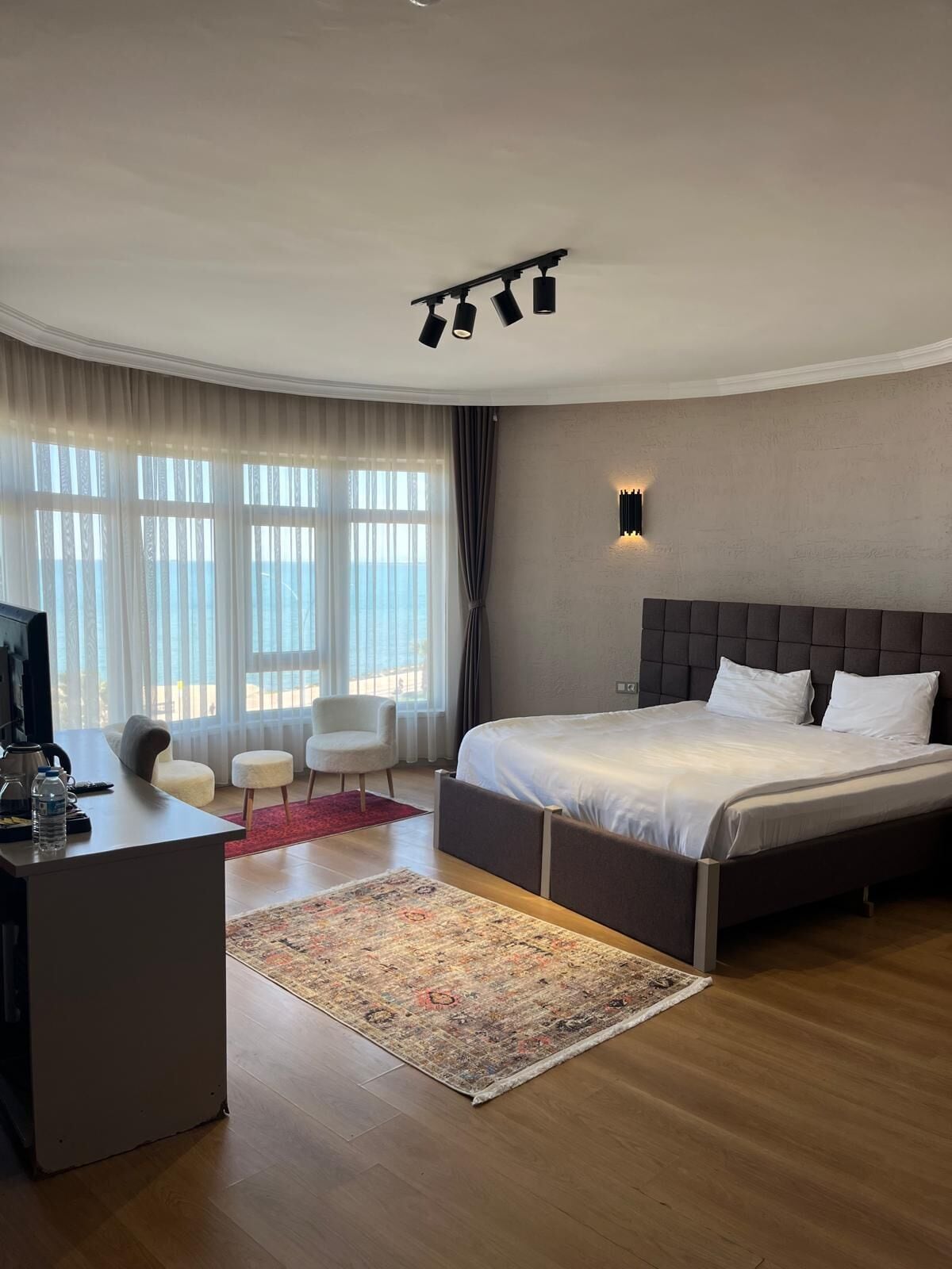 Roupa hipoalergénica, minibar, Wi-fi grátis, roupa de cama fornecida 