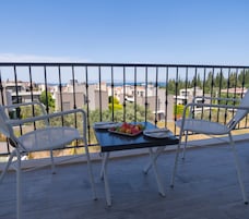 Quarto Familiar | Minibar, cofre com capacidade para portátil, cortinas/cortinados opacos