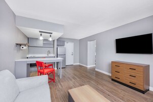 Suite, 1 quarto, não fumadores | Secretária, ferro/tábua de engomar, Wi-fi grátis 