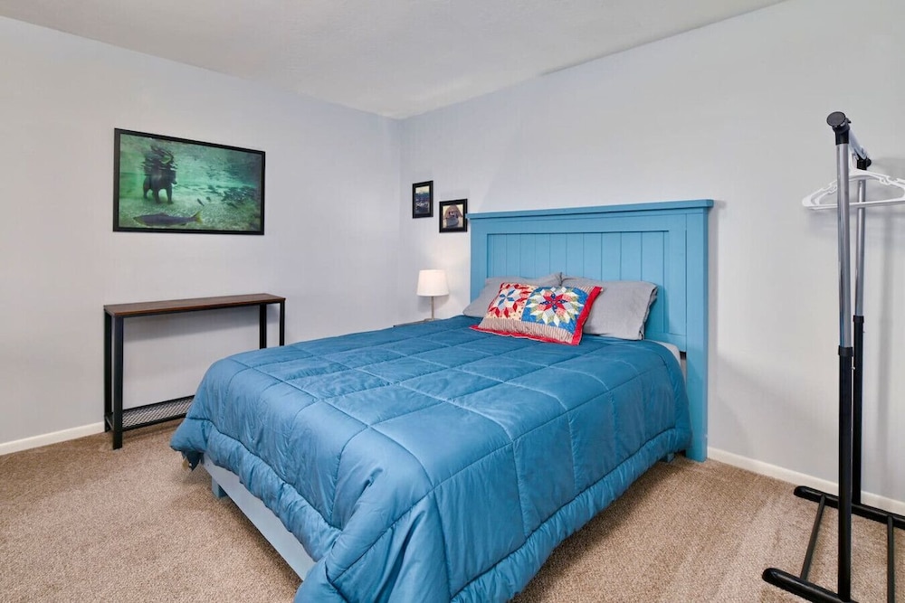 Sneaky Moose Townhome, 2br / 2ba - Alaska