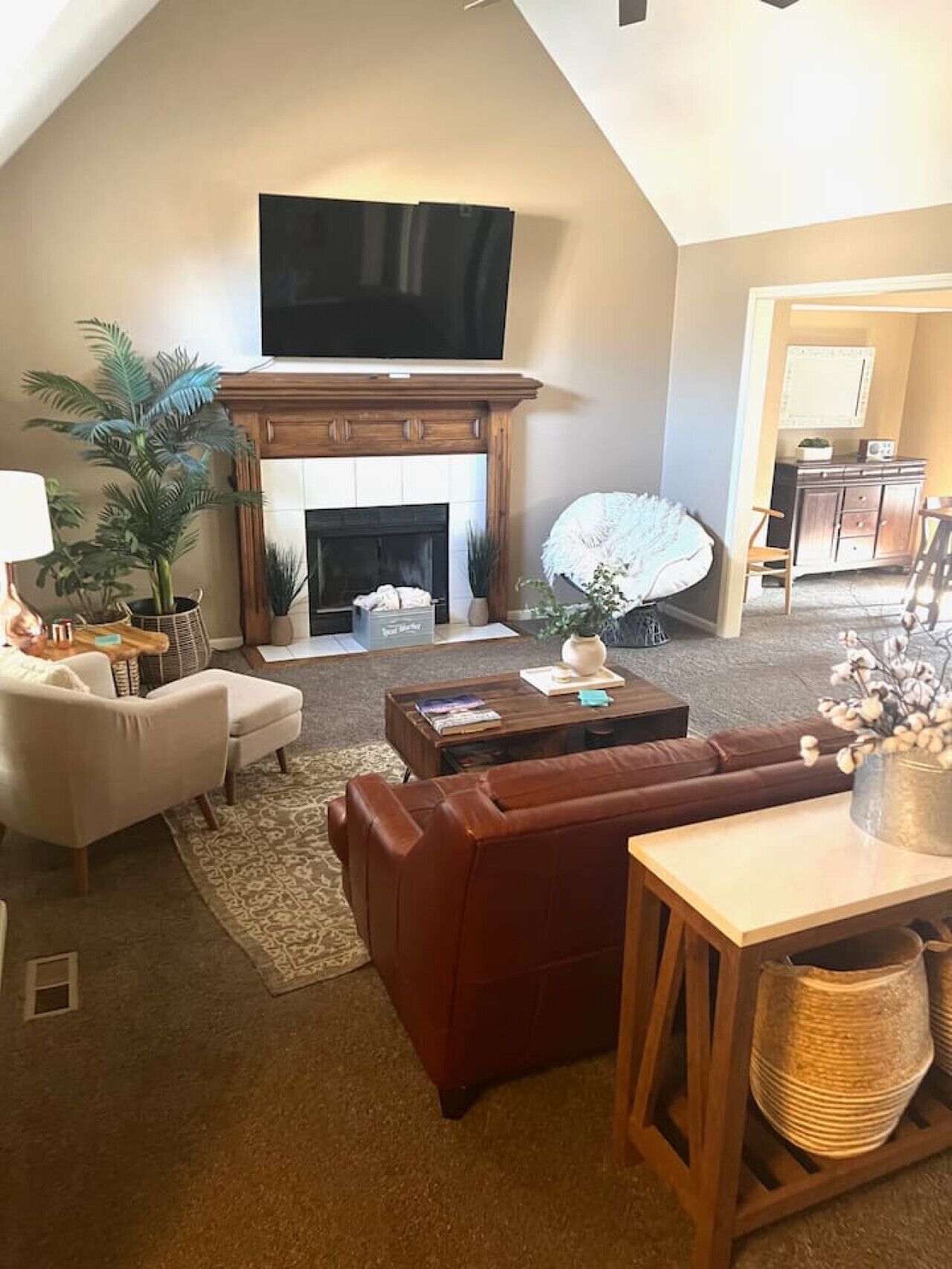 Spacious 4 Bdrm, Game Room, 85 Tv, Fenced Yard - Overland Park, KS