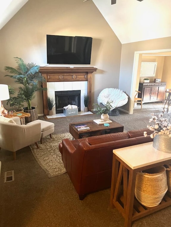 Spacious 4 Bdrm, Game Room, 85 Tv, Fenced Yard - Spring Hill, KS