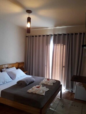 Quarto standard | Escrivaninha, roupa de cama