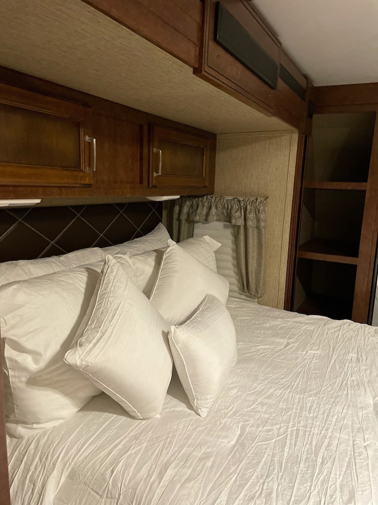 Rv In Foothills Located Near Stores. Smoking Area With Fire Pit Provided. - 바하칼리포르니아