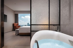 Suite Básica, 1 cama king-size, Vista para a cidade | Casa de banho | Artigos de higiene pessoal grátis, um secador de cabelo, roupões 