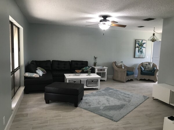 3/2 Tropical Family Retreat With Private Pool - Palm Beach Gardens