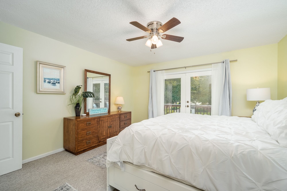 Family Entertainment Beach House, Hot Tub - Swansboro, NC